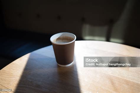 창문을 통해 자연 채광과 함께 카페에서 나무 티크 테이블에 종이 컵에에서 커피를 절연 아침 시간 광고에 대 한 Space 독립형 컵 Close 배경 개체 0명에 대한 스톡