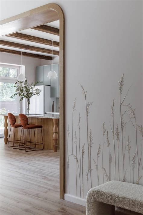 Современный интерьер дома с деревянным полом и белыми стенами