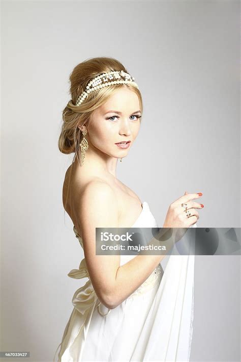 아름다운 젊은 여성 인물 그리스 스타일로 On 회색 배경 고대 그리스 양식에 대한 스톡 사진 및 기타 이미지 고대 그리스 양식 그리스 무대 의상 Istock