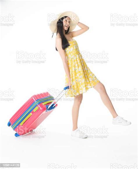 아름 다운 젊은 여자 웃 고 흰색 배경에 고립 된 핑크 색상 수하물을 당기 여름 휴가를는 아시아 여자 여행 여행 재미입니다 스튜디오 촬영에 대한 스톡 사진 및 기타 이미지