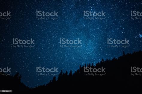 별 위성밤 하늘 긴 노출로 통과하는 은하수 바위 산과 아름다운 파노라마 보기 자연 우주 은하 천문학 개념 0명에 대한 스톡 사진 및 기타 이미지 Istock