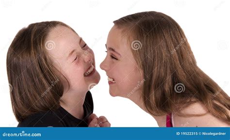 Due Ragazze Che Ridono E Che Tirano I Fronti Immagine Stock Immagine Di Sfondo Carino 19522315