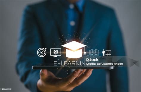 E러닝 교육 개념 웨비나 비디오 자습서 인터넷 수업을 통한 온라인 학습 가상 화면에서 교육 아이콘을 들고 있는 사람 가상현실에 대한 스톡 사진 및 기타 이미지 Istock