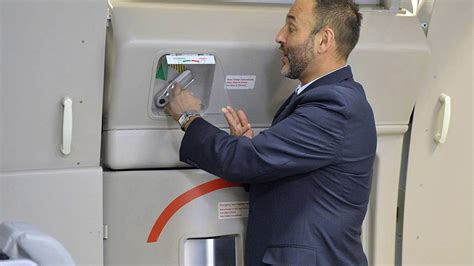 Esto Es Lo Que Pasa Si Abres La Puerta De Salida De Un Avión En Mitad