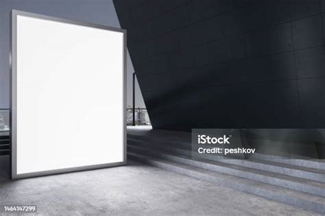 외부 현대식 건물 지붕에 계단이 있는 콘크리트 바닥에 로고 또는 텍스트를 위한 공간이 있는 야간 흰색 빈 조명 광고 게시판의 투시도 3d 렌더링 모형 0명에 대한 스톡 사진