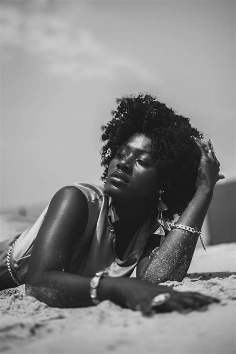 검은색 고요한 고요함 곱슬머리 레저 모래 미니멀리스트 보석 보헤미안풍 부담없는 블랙 앤 화이트 비치웨어 스타일 시크한 아름다움 아프로 아프리카