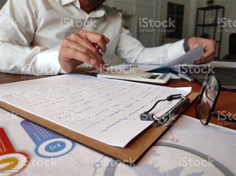 비즈니스 회계 개념 사무실에서 컴퓨터 노트북 예산 및 대출 종이계산기를 사용하는 비즈니스 맨 20 24세에 대한 스톡 사진 및