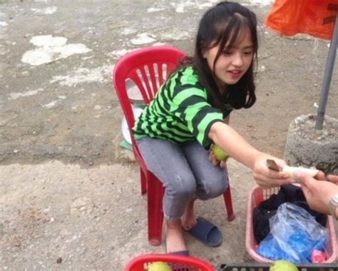 과일 파는 베트남 소녀 수수한 외모로 인기