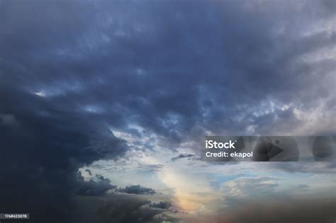 항공 여행 및 기상 보고서 배경에 대한 밝은 햇빛과 함께 극적인 여름 황혼 푸른 하늘에 구름 풍경의 질감을 가진 항공 파노라마