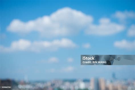 Awan Putih Seperti Kapas Biru Mengapung Di Langit Foto Stok Unduh