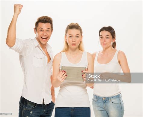 흰색 배경에 흰색 셔츠를 입은 젊은 사업가 팀이 고립되었습니다 두 명의 소녀와 남자로 구성된 팀은 행복하고 이기고 계획하고 논쟁하고 토론하고 화나게하고 무언가를 이깁니다 흰