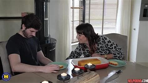 Зрелая баба во всех позах ублажает член молодого любовника Sex Anal