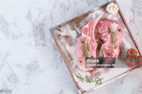 생 돼지고기의 조각 회색 돌 배경에 공간을 복사 합니다 토마토 마늘 로즈마리가 있는 고기 스테이크 2 개 텍스트에 대 한 장소 사진 0명에 대한 스톡 사진 및 기타 이미지