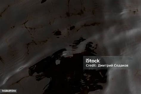 물결의 움직임 표면의 질감과 바닥에 반사의 그림자의 흑백 사진 배경이 우울합니다 0명에 대한 스톡 사진 및 기타 이미지 0명