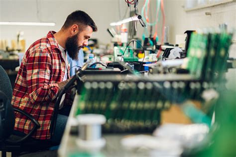 주석 납땜 부품이 있는 작업장에서 일하는 전자 엔지니어 30 34세에 대한 스톡 사진 및 기타 이미지 30 34세 개발 공장 산업 건물 Istock