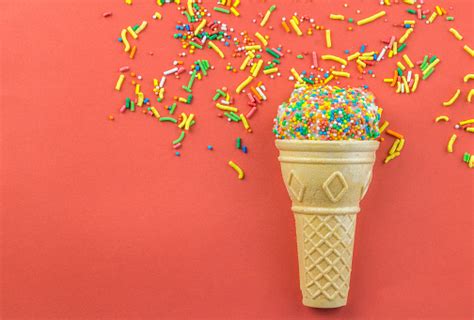 밝은 오렌지 배경에 흩어져 고립 된 뿌려 서리가 내린 둥근 뿌려 장식 작은 컵 케이크 아이스크림 콘 생일 배경 아이스크림 콘에 대한 스톡 사진 및 기타 이미지 Istock