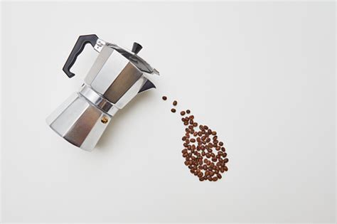 공간 텍스트와 흰색 배경에 메탈 커피 메이커에서 떨어지는 한 방울의 형태로 커피 콩 모닝 커피의 개념입니다 평면 배치 0명에 대한 스톡 사진 및 기타 이미지 Istock