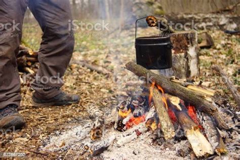 배경에 텐트와 캠프 파이어에 관광 주전자 화재에 대 한 막대기로 손을 가정 주방에 대한 스톡 사진 및 기타 이미지 가정 주방 가정의 방 관광 Istock