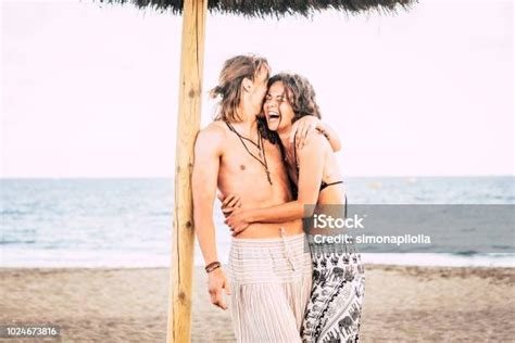 꽤 남성과 여성 젊은 커플 우산 태양 아래 해변에서 서로 안 아 바다 그리고 배경에 있는 지평선입니다 사람 사랑에 대 한 휴가 및 여행 개념을 여름 관능에 대한 스톡 사진