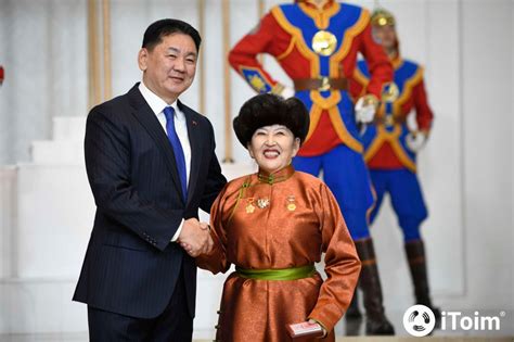 Д Цэндсүрэнд Хөдөлмөрийн баатар цол хүртээлээ