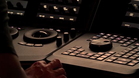 스튜디오에서 비디오 제작 제어판을 편집하십시오 에디터 편집 및 영화 포스트룸에서 영화 등급 Telecine 제어 기계 및 남자 손 편집 또는 포스트 프로덕션에서 디지털