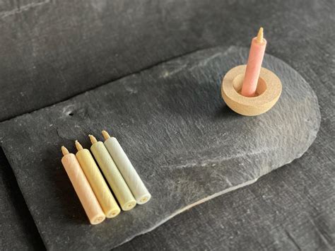 Nuieun Botanical Candle 식물에서 추출된 천연색소로 따뜻한 파스텔 톤의 초입니다 Facebook