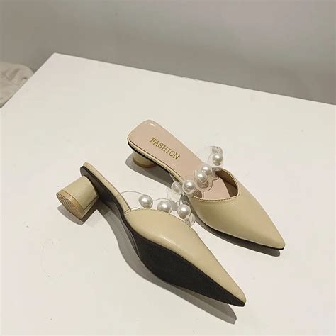 경량 럭셔리 진주 요정 여성 스타일 뾰족코 청키 힐 슬리퍼 여성 아우터웨어 세미 하이힐 투명 원 스트랩 클로즈드 토 샌들