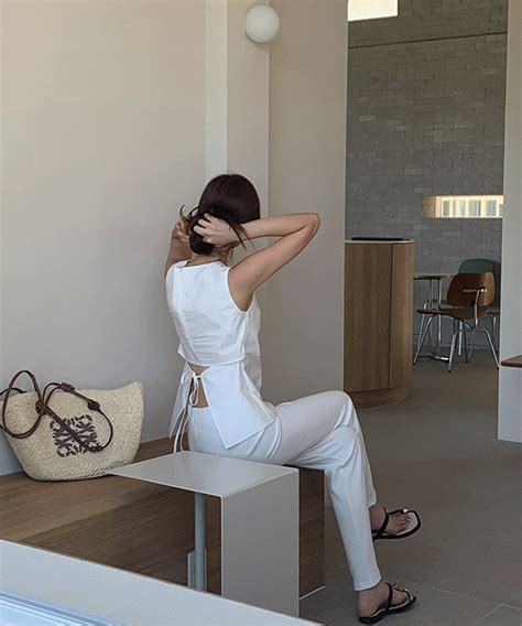 르오브 백오픈 슬리브리스 블라우스