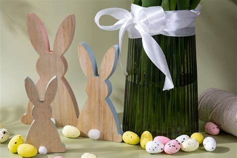 행복 부활절 구성 나무 토끼 달걀 그림자가 있는 파스텔 배경에 화려한 튤립 꽃의 신선한 꽃다발 봄 휴가를 위한 미니멀한 디자인의 인사말 카드 부활절 선물 4월에 대한 스톡