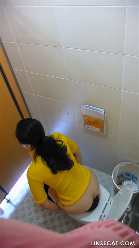 한국 화장실의 몰래카메라 롯데백화점에서 아직 공개되지 않은 소녀들 그녀는 다리를 완전히 벌리고 질을 닦았습니다 인색 한 고양이