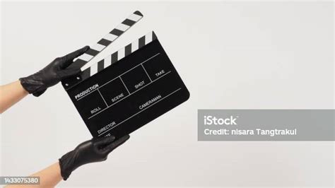 검은 박수 보드 또는 영화 슬레이트를 잡고 흰색 배경에 검은 색 라텍스 장갑을 착용하십시오 감독에 대한 스톡 사진 및 기타