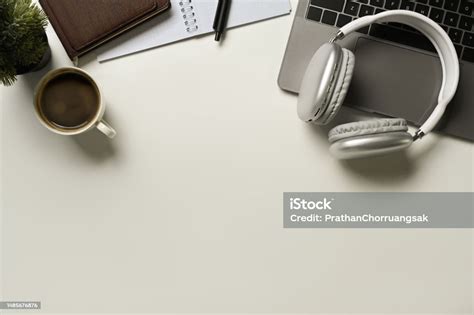 노트북 헤드폰 빈 메모장 하얀 테이블에 있는 커피잔의 평면도 텍스트를 위한 공간을 복사합니다 0명에 대한 스톡 사진 및 기타 이미지 Istock