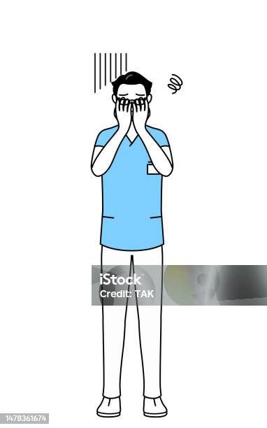 중년 수석 남자 간호사 물리 치료사 작업 치료사 언어 치료사 우울증에 얼굴을 가리는 유니폼을 입은 간호 조수 가린 얼굴에 대한