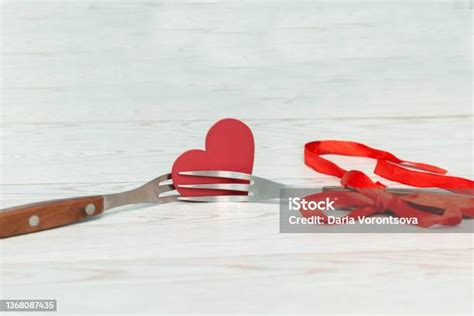 발렌타인 데이 칼 하트 포크와 흰색 배경에 빨간 리본과 함께 제공하는 여성의 날 테이블 로맨틱 한 저녁 식사 사랑 날짜 개념 플랫레이 2월에 대한 스톡 사진 및 기타 이미지