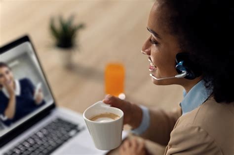 사무실에서 화상 통화 중에 커피를 마시는 행복한 아프리카 계 미국인 사업가 노트북에 대한 스톡 사진 및 기타 이미지 노트북