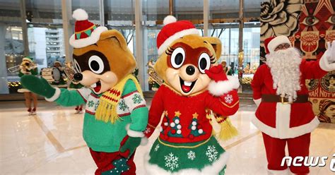 롯데월드타워 크리스마스 맞아 행진 악단 공연