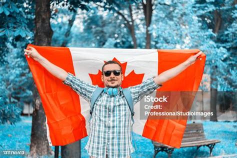 공원에서 캐나다 국기로 걷고있는 격자 무늬 셔츠를 입은 배낭을 가진 남자의 초상화 30 39세에 대한 스톡 사진 및 기타 이미지 30 39세 40 44세 걷기