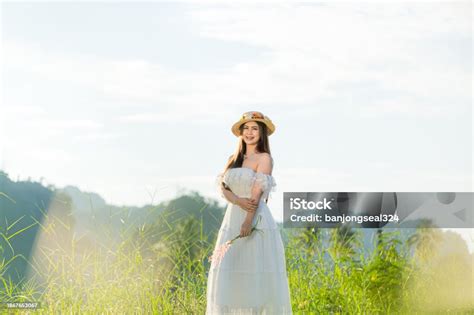 자연 배경에 흰색 드레스 스커트에 아시아 여자 젊은 여자 여행자는 자연 배경에 모자를 착용 Mtravel 개념 25 29세에 대한 스톡 사진 및 기타 이미지 Istock