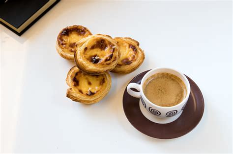 파스 테이스 데 나타 포르투갈 요리의 전통적인 달콤한 작은 바삭 바삭한 퍼프 페이스 트리 파이와 계란으로 만든 크림 종종 맛보고 커피와 함께합니다 흰색 배경에 격리되어