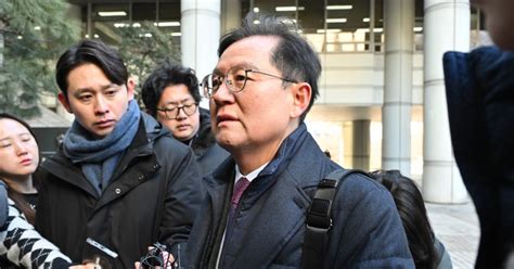 취재진 질문에 답하는 윤갑근 변호사