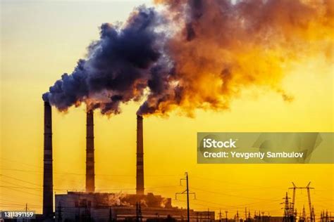 산업 도시 위에 일몰 공장 굴뚝 연기 환경 및 대기 오염의 환경 문제 기후 변화 환경 재해 하늘은 독성 물질로 연기가 자욱합니다 매연에 대한 스톡 사진 및 기타 이미지