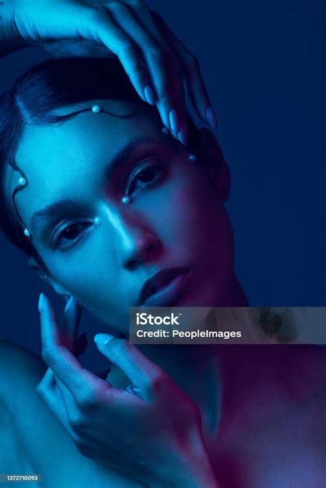 파란 배경에 스튜디오에서 포즈를 취하는 매력적인 젊은 여성의 자른 초상화 메이크업 화장품에 대한 스톡 사진 및 기타 이미지