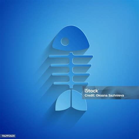 종이 잘라 물고기 골격 아이콘 파란색 배경에 격리 물고기 뼈 기호입니다 종이 아트 스타일입니다 벡터 일러스트레이션 대규모 개체