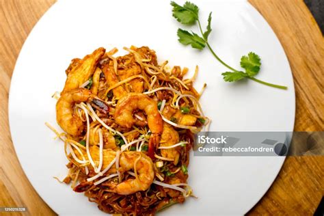 구운 새우와 매운 국수를 곁들인 태국패드 국수 돼지고기 닭고기 두부 파 버섯 실란트로 땅콩 콩나물 계란 및 후추 소스를 곁들인 고전적인 일본 베트남 요리 0명에 대한 스톡