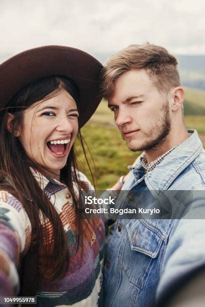 세련 된 Hipster 몇 맑은 산 위에 재미와 복용 Selfie 데 행복 한 가족 웃 고입니다 여름 휴가입니다 텍스트를 위한 공간입니다 대기 순간입니다 여행과 방황 2명에