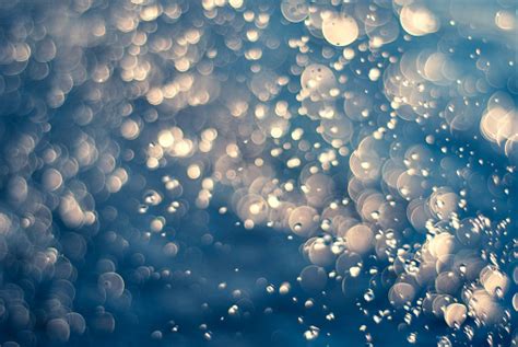 흐릿한 조명 배경의 추상적인 노란 Bokeh 물결 모양 푸른 물 배경 위에 소프트 포커스 Bokeh 빛 효과 디자인 프로젝트에 대 한 창의적인 배경입니다 0명에 대한 스톡