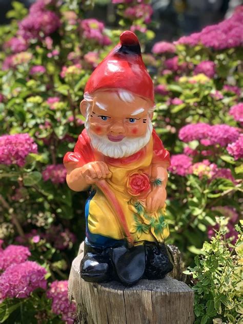 Kabouter Bloem En Schop Klein 38 Cm Hoog Polyester Polyresin Polystone