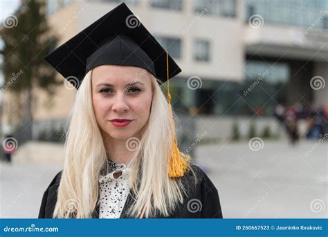 Joven en su graduación imagen de archivo. Imagen de exterior - 260667523