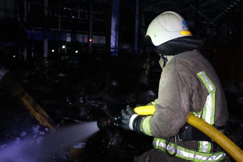 У ДСНС показали наслідки ракетного удару по терміналу Нової пошти на Харківщині Читайте на