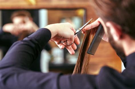 理发图片 年轻美女在理发店理发素材 高清图片 摄影照片 寻图免费打包下载